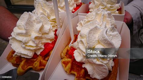 벨기에에서 인기 있는 길거리 음식 딸기와 휘핑 크림을 곁들인 유명한 벨기에 와플 0명에 대한 스톡 사진 및 기타 이미지 0명 거리 거품 내기 Istock