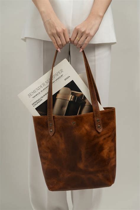 Безкоштовне стокове фото білий фон вертикальні постріл жінка журнал мішок модна фотографія