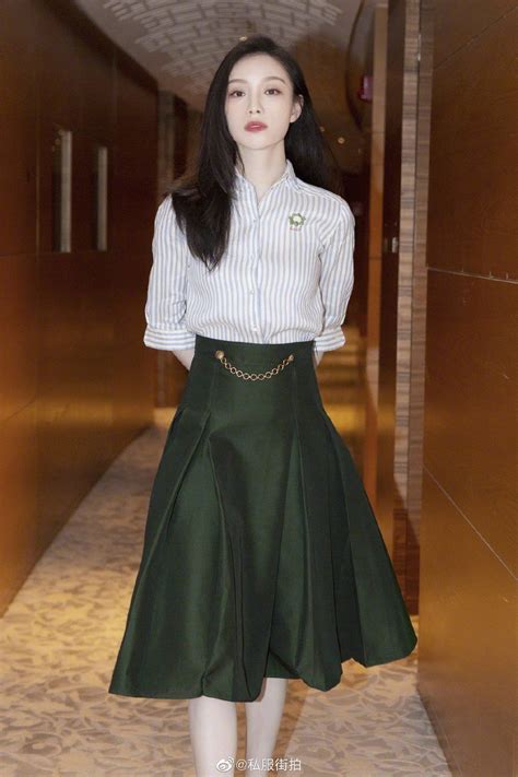 倪妮出席建党片造型身穿浅蓝色条纹衬衫搭配半身裙赏心悦目