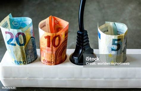 전기 및 일상 생활 비용의 상승을 설명하기 위해 플러그와 유로 지폐와 파워 스트립 0명에 대한 스톡 사진 및 기타 이미지 0