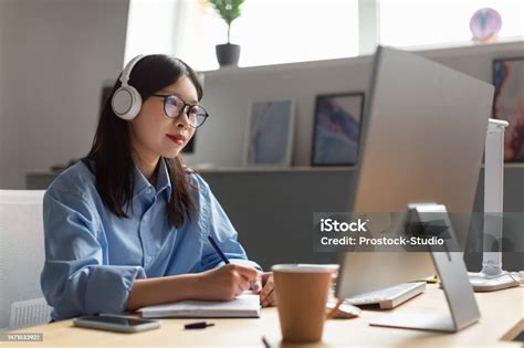 컴퓨터에서 일하고 사무실에서 메모하는 아시아 사업가 18 19세에 대한 스톡 사진 및 기타 이미지 18 19세 개념 검사