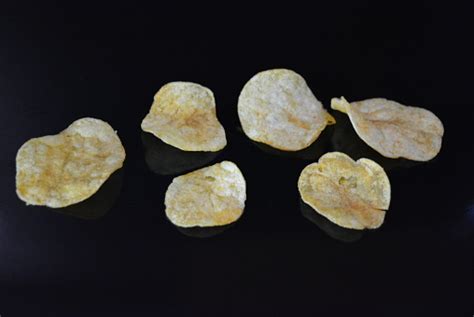 검은 색 광택 배경에 있는 향기로운 짠 신선한 감자는 반사 치즈 맛을 핍 있습니다 0명에 대한 스톡 사진 및 기타 이미지 0명 감자 칩 갑각류 Istock