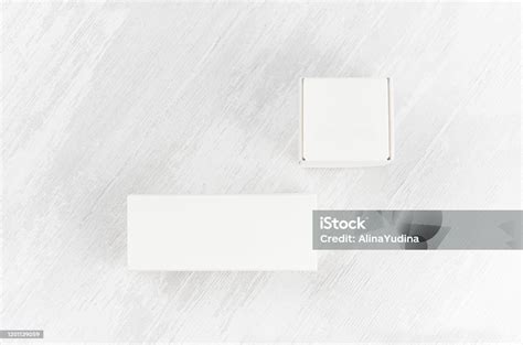 흰색 빈 닫힌 종이 두 상자 정사각형 디자인 브랜딩 정체성 광고 프리젠 테이션흰색 나무 보드 상단보기에 사각형 조롱 두 물체에 대한 스톡 사진 및 기타 이미지 Istock