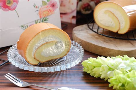 玻璃板上的美味奶油瑞士卷高清图片下载 正版图片503026573 摄图网