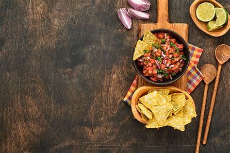 나초와 재료 토마토 칠레 마늘 어두운 오래된 나무 배경에 양파와 전통적인 멕시코 토마토 소스 살사 라틴 아메리카와 멕시코 음식의 개념 모의 0명에 대한 스톡 사진 및 기타