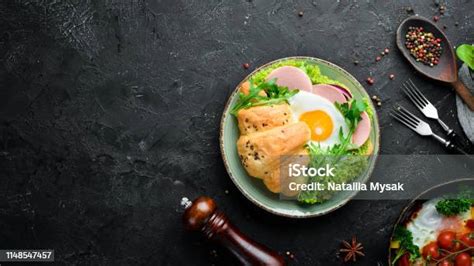 달걀과 소시지 토마토 양파를 곁들인 크로와상 샌드위치 평면도 텍스트를 위한 여유 공간 달걀에 대한 스톡 사진 및 기타 이미지