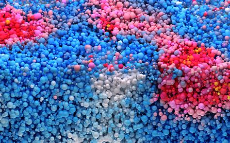 초현실적 인 축제 작은 공 구체 또는 거품 입자의 일부가 파란색 보라색 분홍색 및 흰색의 패턴으로 혼합된 그라디언트 색상으로 추상 미술의 3d 렌더링 3d 배경 0명에 대한