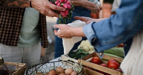 현지 농산물 시장에서 야외에서 유기농 야채를 사는 남자의 손을 클로즈업합니다 사진 Unsplash의 슬로바키아 이미지
