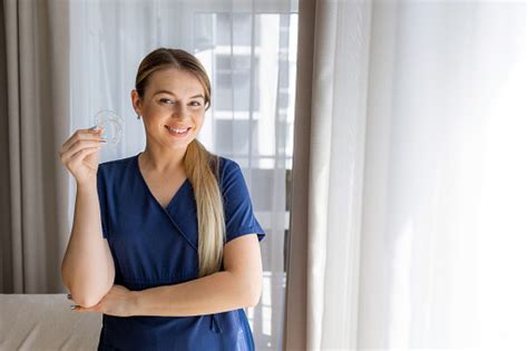 밝고 현대적인 클리닉에서 투명 교정 교정기를 들고 웃는 치과 전문가 25 29세에 대한 스톡 사진 및 기타 이미지 25 29세 괄호 구별하기 힘든 Istock