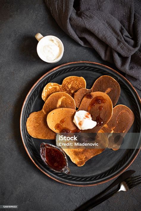 발렌타인 데이 아침 식사를위한 하트 모양의 팬케이크 사랑이 있는 음식 크림과 딸기 잼팬케이크 상단보기 평평한 평신도 어두운 배경 2명에 대한 스톡 사진 및 기타 이미지