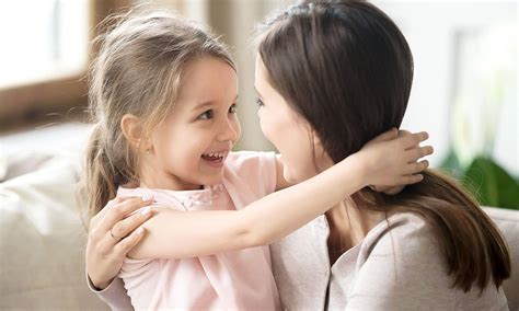 즐거운 아침 인사 나누기 행복한 가정