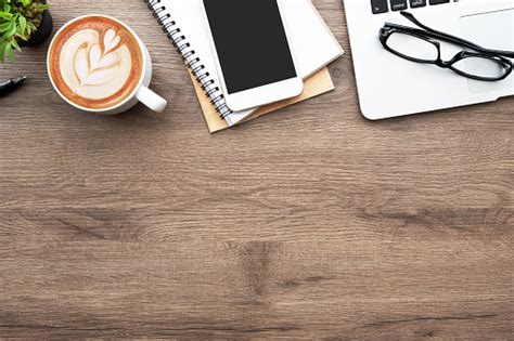 노트북 컴퓨터 스마트 폰 및 많은 사무 용품이있는 목재 사무실 책상 테이블 복사 공간 플랫 레이가 있는 상단 뷰입니다 공란에 대한 스톡 사진 및 기타 이미지 Istock