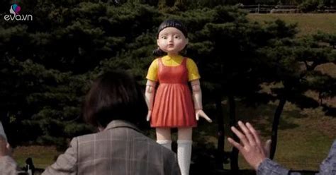 Búp bê khổng lồ gây ám ảnh ở Squid Game xuất hiện tại công viên Seoul