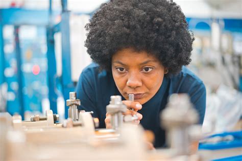 산업에서 기계를 검사하는 아프리카 헤어스타일을 가진 여성 엔지니어 Cnc 장치에 대한 스톡 사진 및 기타 이미지 Cnc 장치 여자 제어 Istock