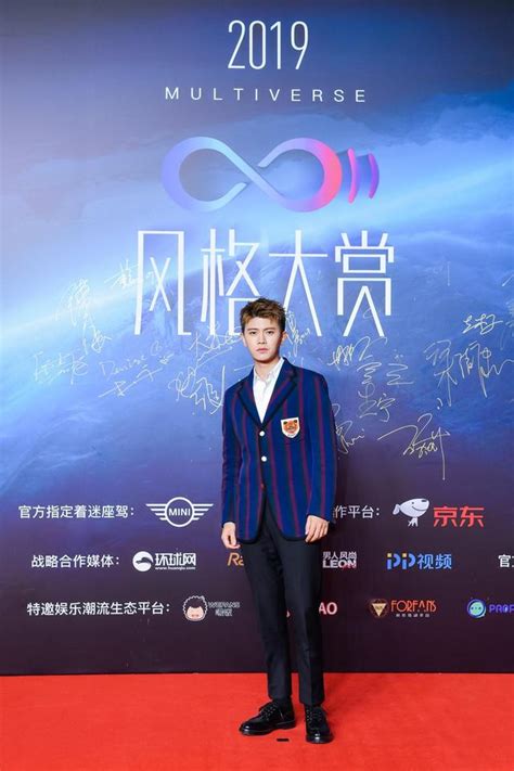 任嘉伦现身2019风格大赏红毯 身穿条纹西服成熟有型 新浪图片