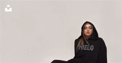 검은 까마귀와 검은 바지를 입은 여자가 흰색 바닥에 앉아 사진 Unsplash의 무료 검정 이미지