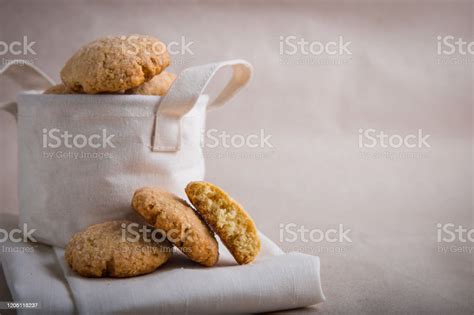 베이지 색 배경에 린넨 바구니에 수제 비스킷 금이 간 쿠키 곡초류에 대한 스톡 사진 및 기타 이미지 곡초류 금이 간 냅킨 Istock