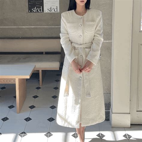 [신상할인 최저가] 고퀄 트위드 라운드 누빔 안감 어깨 패드 페미닌 진주 버튼 벨트 롱 코트 에이블리