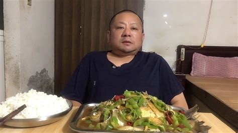 一条鲫鱼一条扁鱼红烧一下味道很棒相当哇噻 YouTube