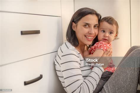 행복한 사랑의 가족 어머니와 아이 소녀 재생 키스와 포옹 가족에 대한 스톡 사진 및 기타 이미지 가족 루마니아 사진 이미지 Istock