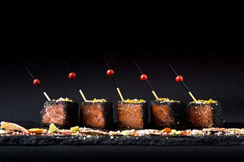 검은 빵에 얇게 썬 연어를 검은 접시에 꼬치위에 얹어 놓았다 퓨전 식품 컨셉 로우 키 카피 스페이스 0명에 대한 스톡 사진 및