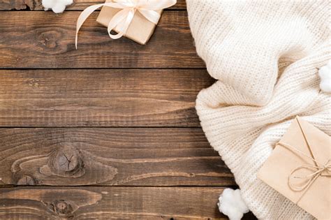 가을 또는 겨울 구성 소박한 나무 배경에 여성 패션 스웨터 선물 상자 공예 종이 봉투 아늑한 집 Hygge 개념 플랫 레이 상단