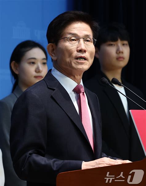 사진으로 보는 문재인 대통령 행보 김문수 `대통령 선거 출마합니다` Zum 뉴스