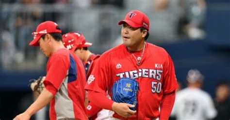 포토 아웃카운트 못 잡고 강판되는 김세현