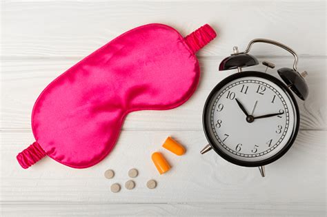 수면 마스크 알람 시계 알약 귀마개를 배경으로 합니다 휴식 수면의 질 좋은 밤 불면증 및 휴식의 개념 위에서 볼 수 있습니다 플랫 레이 0명에 대한 스톡 사진 및 기타