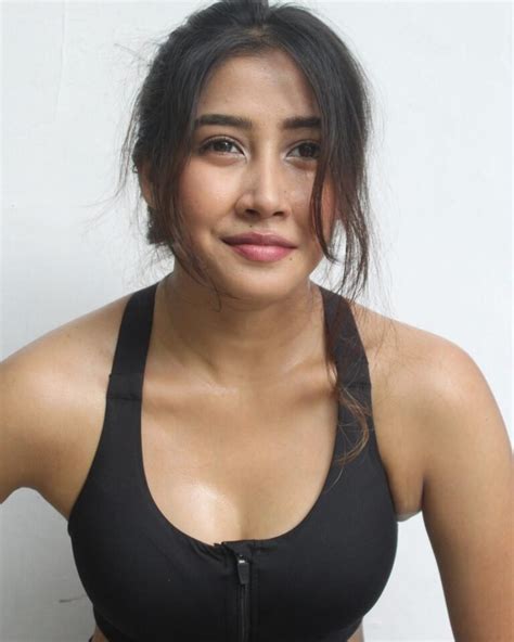 Sofia Ansari Breaks The Internet With Bold Instagram Photos Style Hyme