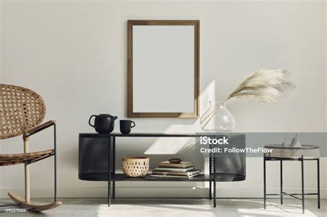 디자인 나무 Commode 모의 포스터 프레임 장식 및 세련된 홈 장식의 개인 액세서리와 현대적인 스칸디나비아 홈 인테리어 템플릿 0명에 대한 스톡 사진 및 기타 이미지