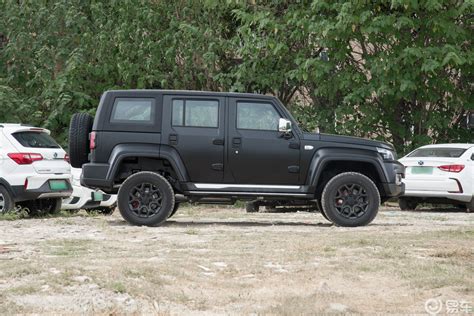 【北京bj40刀锋英雄版 20t 自动四驱侠客版前后电控锁） 柴油正侧车头向右水平图片 汽车图片大全】 易车