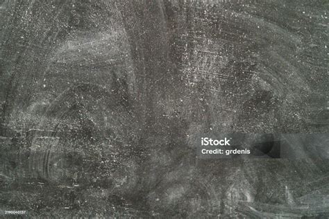 교실에 긁힌 자국과 분필 자국이 있는 질감이 있는 검은색 표면 0명에 대한 스톡 사진 및 기타 이미지 0명 공부 광업 Istock