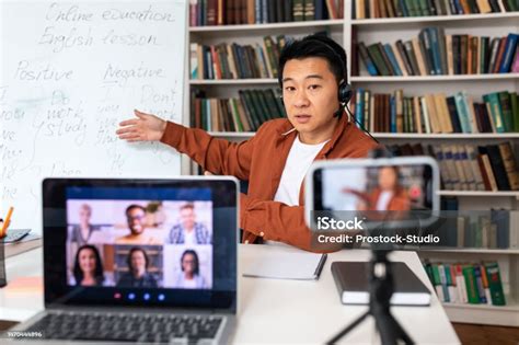 교실에서 화상 통화를 통해 학생들을 가르치는 일본어 교사 남자 35 39세에 대한 스톡 사진 및 기타 이미지 35 39세 개념 개인 지도 교사 Istock