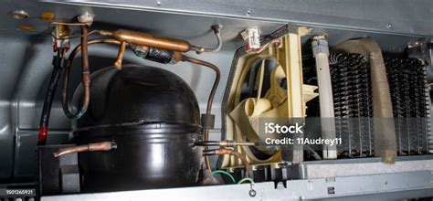 냉장고 압축기 또는 콘덴서 부식된 구리 파이프가 있는 결함이 있는 냉장고 먼지가 많은 코일 전기 배선 주방 용품의 정기적 인 유지 보수 및 수리 수리에 대한 스톡 사진 및