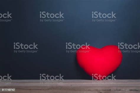 레드 심장 칠판 나무 테이블에 사랑 개념을 사랑 해요 발렌타인 하루입니다 2월에 대한 스톡 사진 및 기타 이미지 2월 개념 개념과 주제 Istock