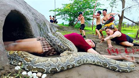 Horrifying 4 Brave Hunters Rescue Ethnic Girl Attacked By 2 Ferocious