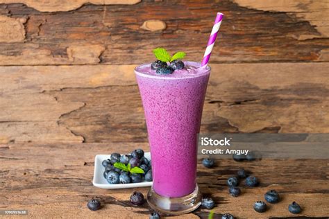 블루베리 스무디 레드 다채로운 과일 주스 밀크 블렌드 음료 건강 한 고 단백 나무 배경에 유리 음료 에피소드 아침에 맛 있는 맛 0명에 대한 스톡 사진 및 기타 이미지