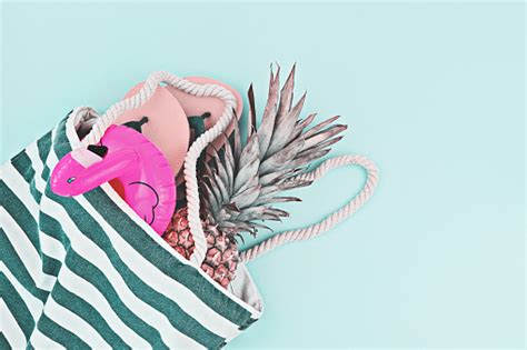 화려한 여름 해변 세트 플랫 레이 플라밍고 플립플롭 파인애플 온 블루 가방에 대한 스톡 사진 및 기타 이미지 가방 개념 겨울 Istock