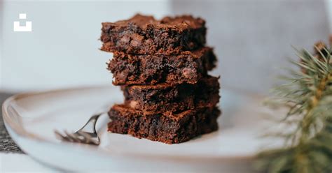 흰색 세라믹 접시에 초콜릿 케이크 사진 Unsplash의 무료 음식 이미지