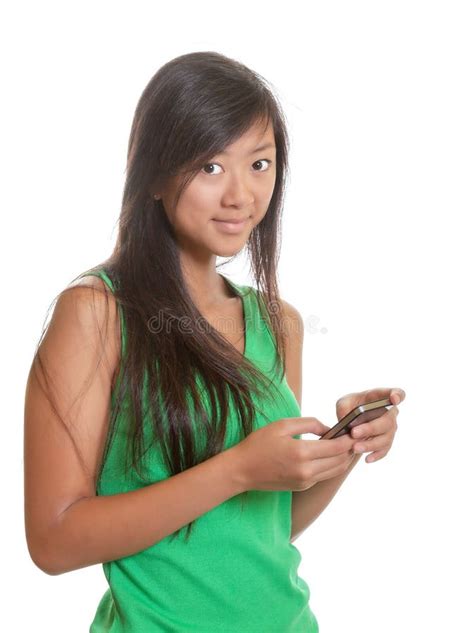 Giovane Ragazza Asiatica Che Invia Un Messaggio Con Il Suo Cellulare
