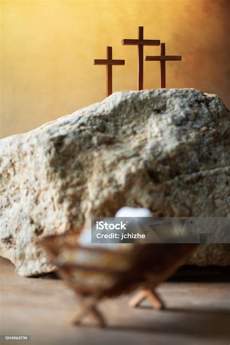 나무 구유 세 십자가 배경 예수 계절에 대한 이유 기독교 크리스마스 부활절 개념 죽을 태어난 상승하기 위해 태어났다 구원 메시아 엠마누엘 우리와 함께 하나님 예수 삶의