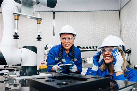 여성 자동화 기계 엔지니어 학생 연구 및 검사 제어 로봇 팔 기계 대학 또는 공장 작업장 Ai 로봇 기술 인더스트리 50 제조업의 새로운 혁신 트렌드 20 24세에 대한