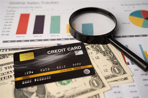 차트와 그래프 종이달러 지폐에 신용 카드 모델 금융 개발 은행 계좌 통계 투자 분석 연구 데이터 경제 증권 거래소 거래 비즈니스 회사 개념 0명에 대한 스톡 사진 및 기타