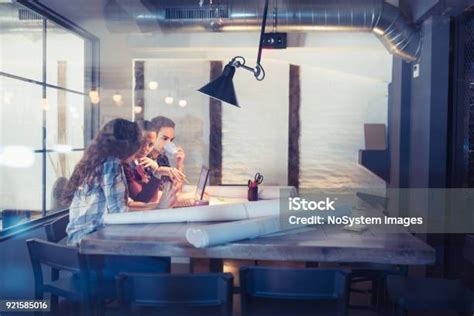 크리에이 티브 영 사무실 동료 디자이너 건축가 디자인 스튜디오에서 함께 회의 중에 이야기 건축가에 대한 스톡 사진 및 기타