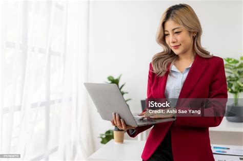 매력적인 아시아 여성 회계사 공식 빨간 양복을 입고 현금 계산 재무 문서 확인의 현금 계산서 노트북 회사와 작업 대차 대조표 20 24세에 대한 스톡 사진 및 기타 이미지