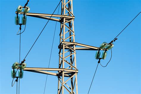 푸른 하늘에 대한 이중 회로 공중 전력 전송 타워 바닥에 넓은 베이스가있는 강철 구조 유리 도자기로 만든 지지대의 절연체 0명에 대한 스톡 사진 및 기타 이미지 Istock