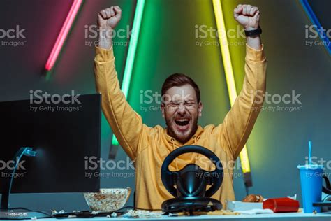 잘 생긴 고 좋은 사람이 안경을 보여주는 예 제스처와 미소 게이머에 대한 스톡 사진 및 기타 이미지 게이머 게임 컨트롤러