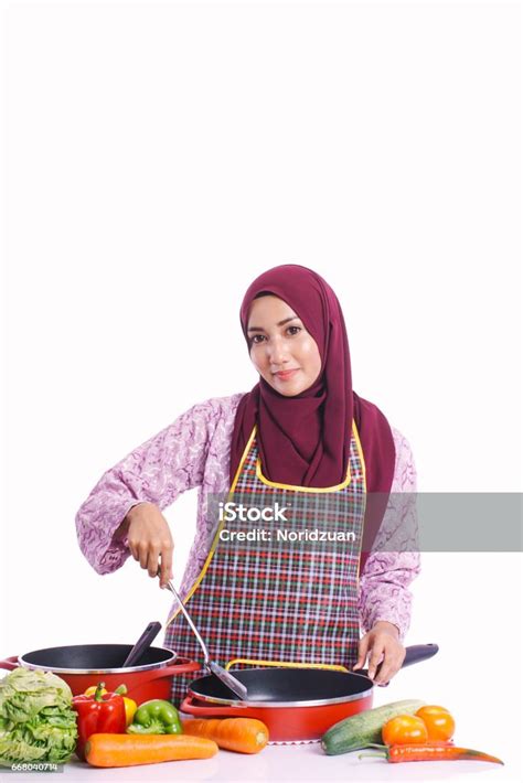 주부 입 식 주방 음식 요리 라이프 스타일 개념흰색 배경에 고립 된 얼굴과 다른 신체 언어와 가족을 위한 요리를 준비 앞치마 가정 주방에 대한 스톡 사진 및 기타 이미지