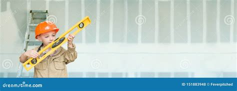 Giovane Ragazzo Sveglio Vestito Come Livello Della Tenuta Dell